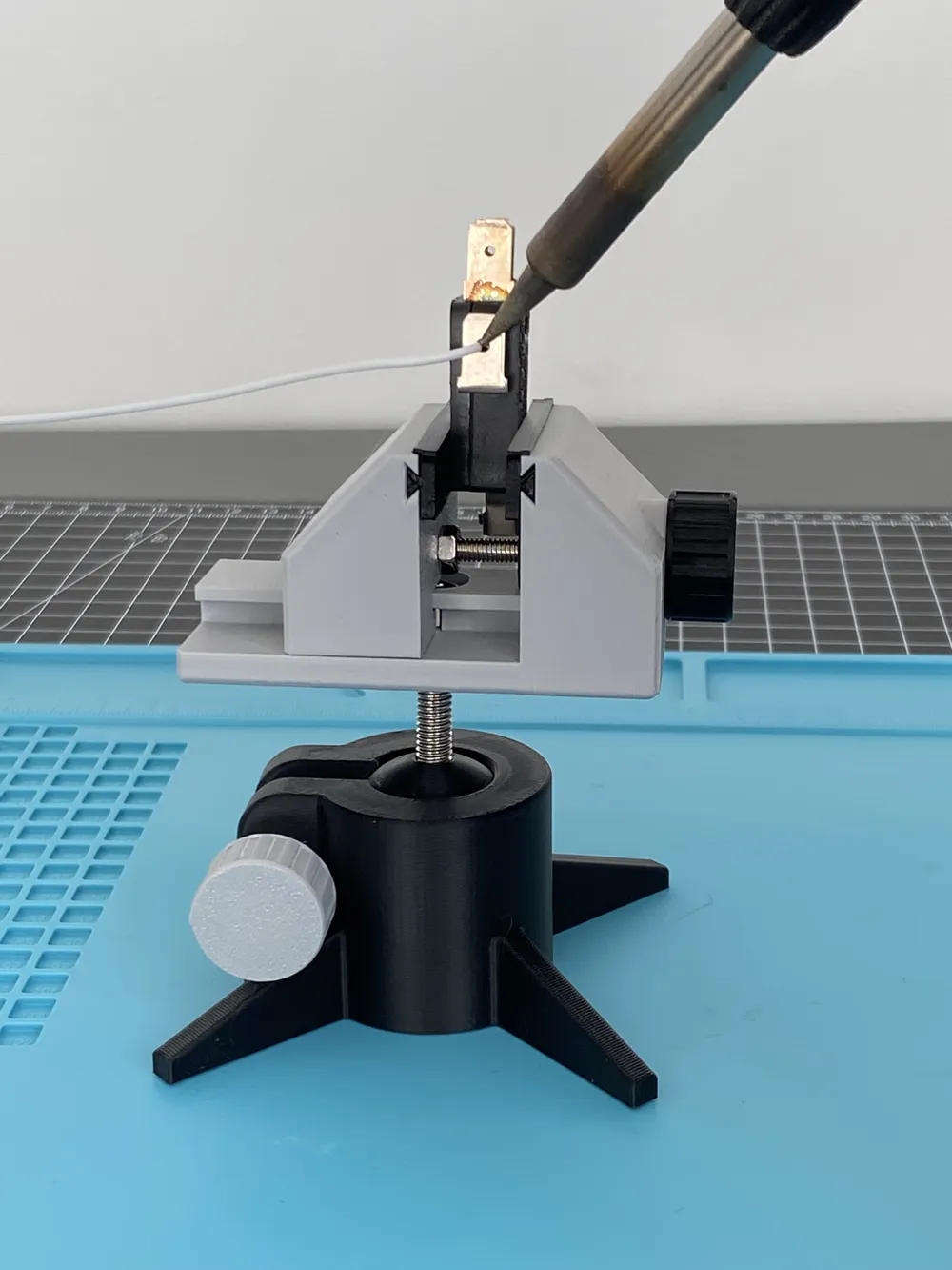 Desk Vise for Soldering by Jonas Gartner MakerWorld: Download Free 3D Models