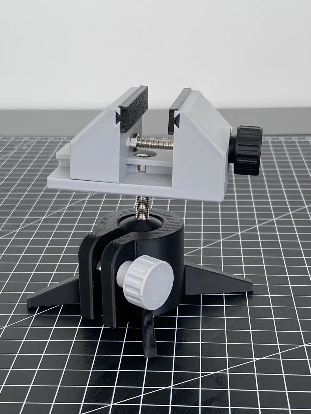 Desk Vise for Soldering by Jonas Gartner MakerWorld: Download Free 3D Models