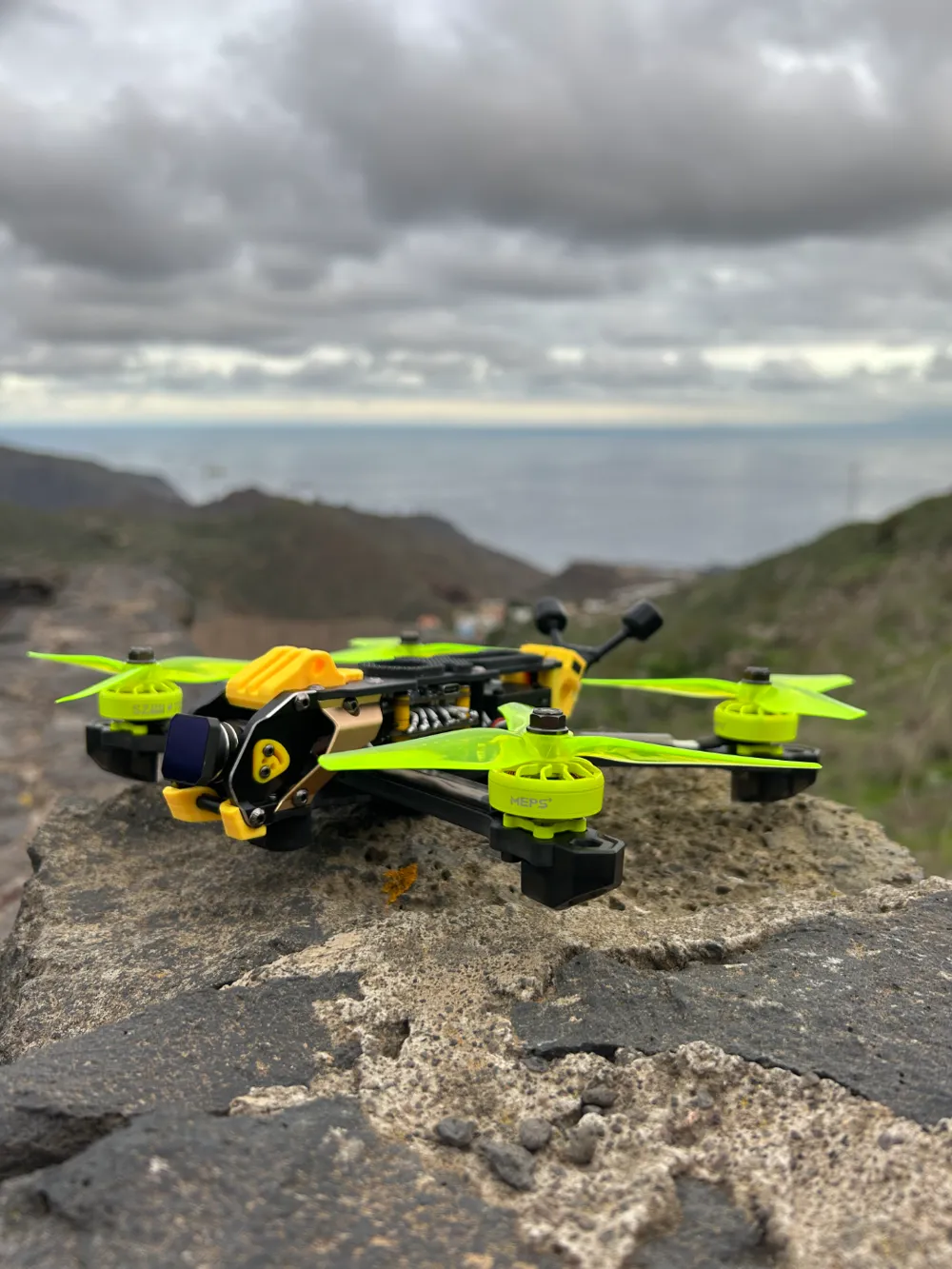 FPV MARIO 5 无人机 GoPro 和 DJI Action 相机支架 来自 Drones España - MakerWorld