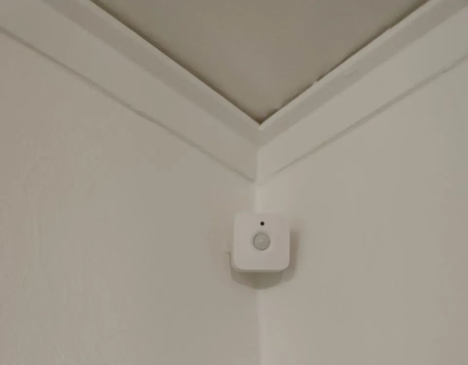 Philips Hue motion sensor corner mount by Automatiserar.se - MakerWorld