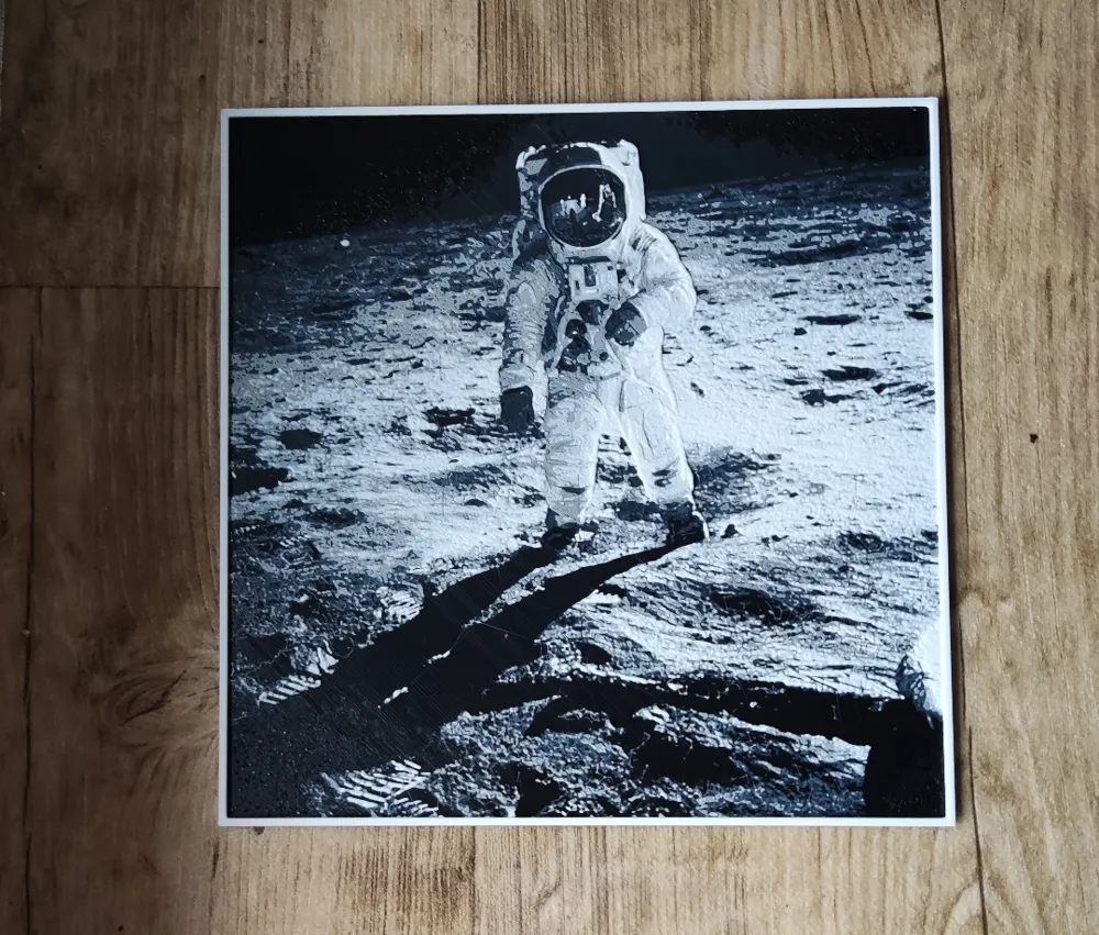 Astronaut on the Moon hueforge by Fantomas - MakerWorld