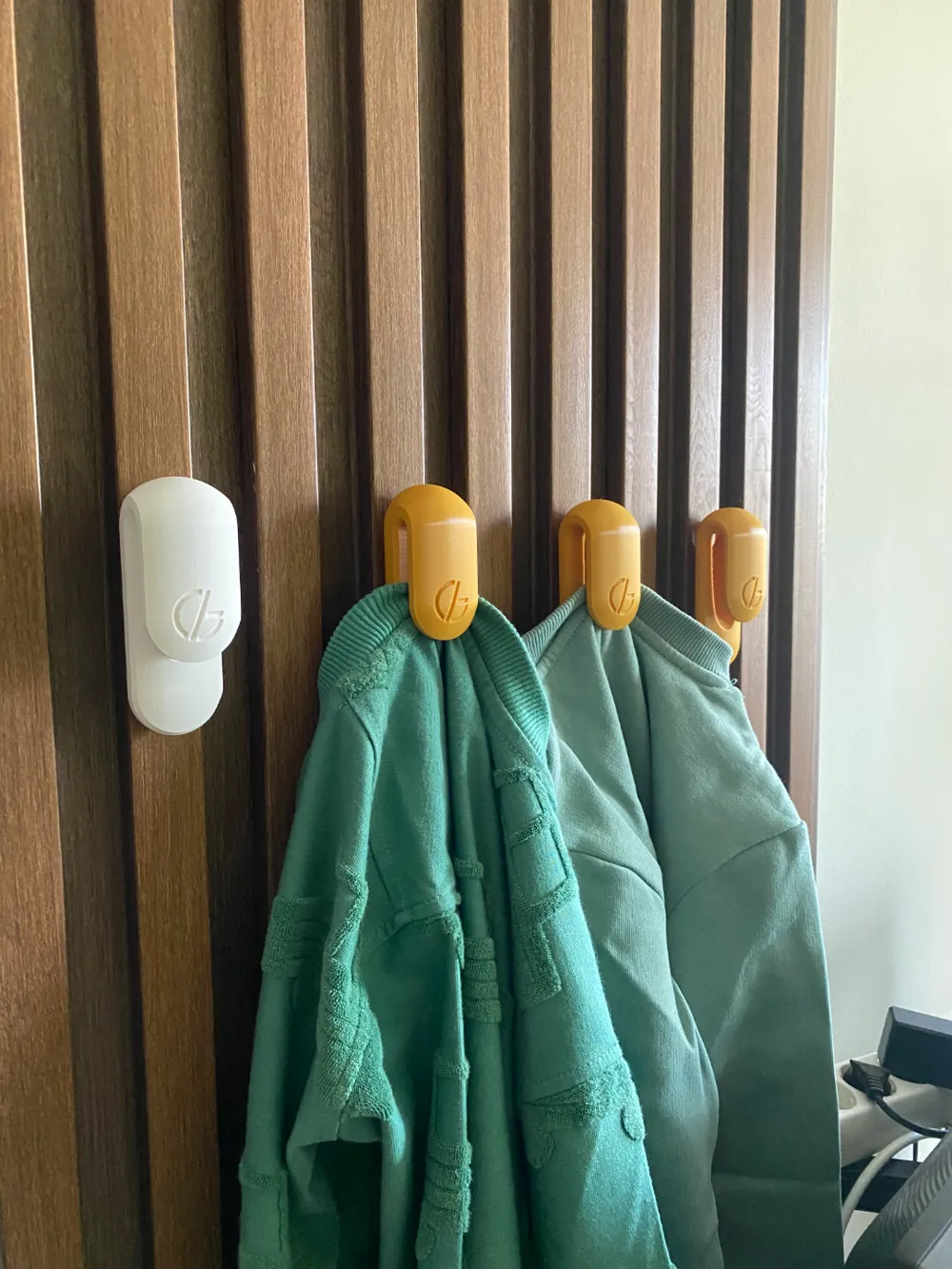 Gravity Wall Hanger - Print in Place by AGDesigns MakerWorld: Download ...