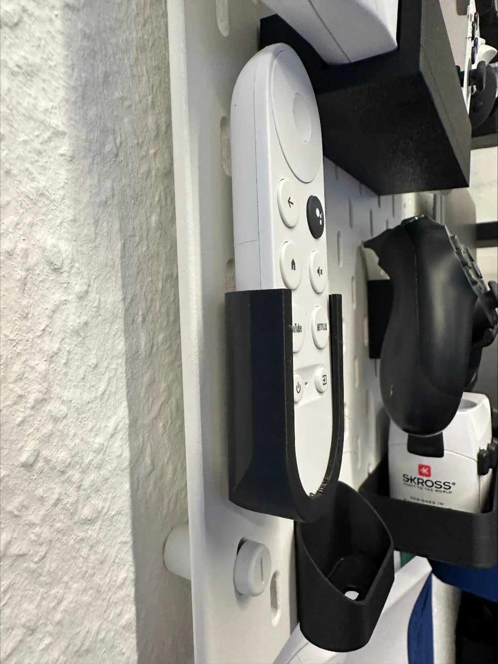 Chromecast remote holder for IKEA Skadis Remixed by Crow - MakerWorld