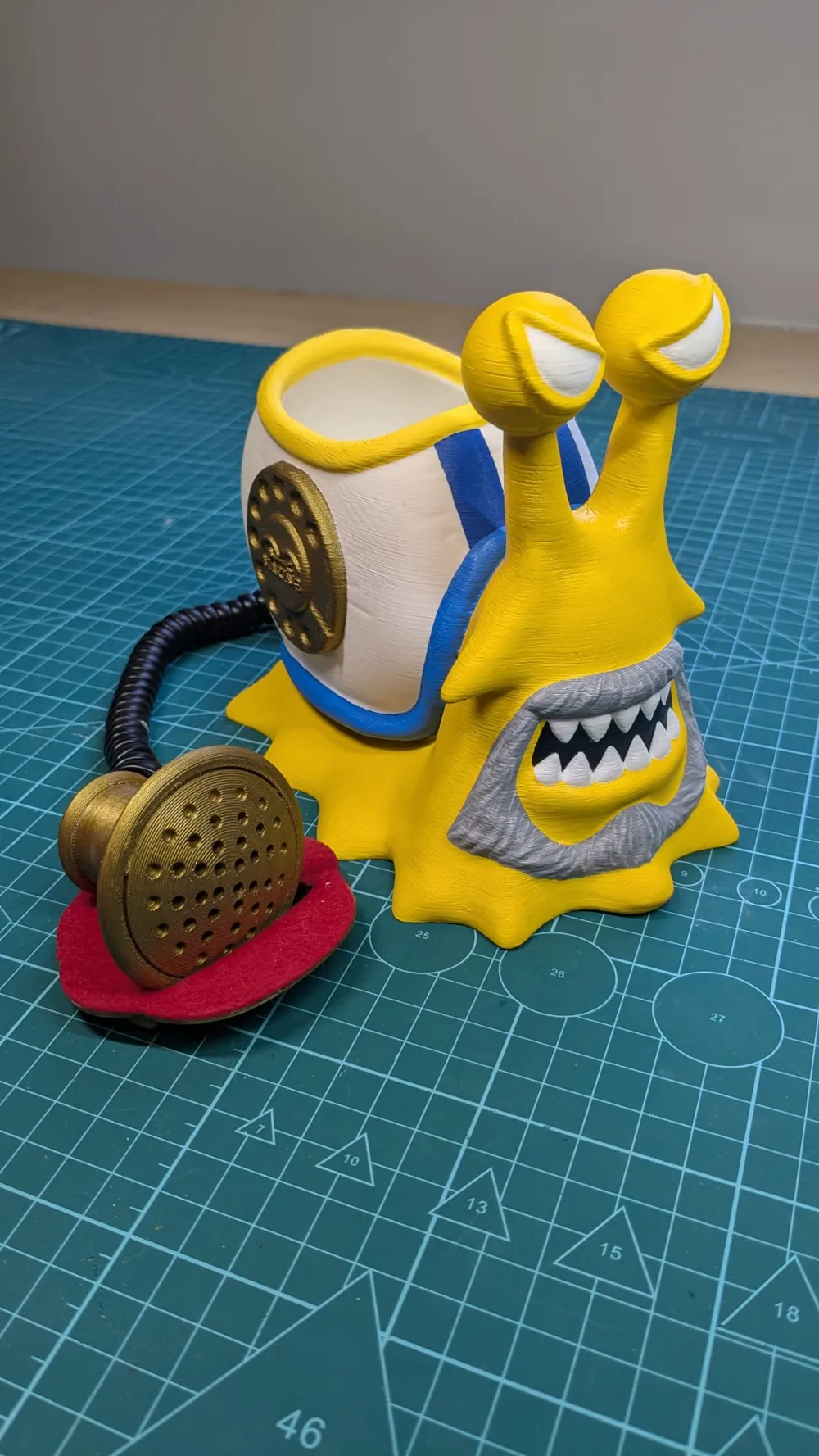 Den Den Mushi D. Garp - One Piece por Edu MakerWorld: Descarga Modelos ...