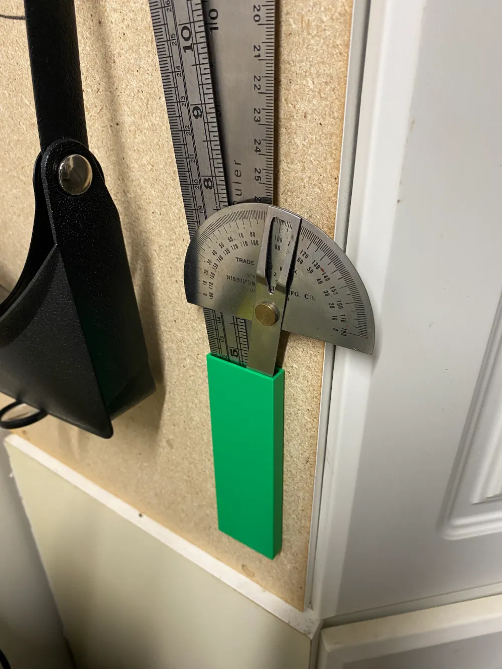 Ruler Holder by kevinum - MakerWorld