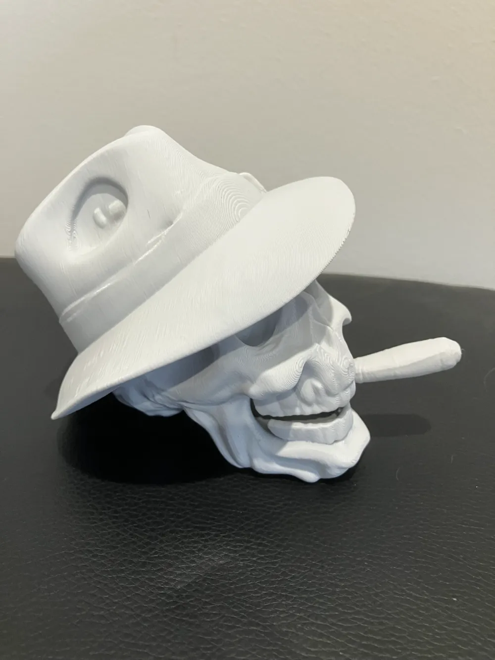 Crâne avec chapeau et cigarette par A*i*m*e*e* MakerWorld : Téléchargez des Modèles 3D Gratuits