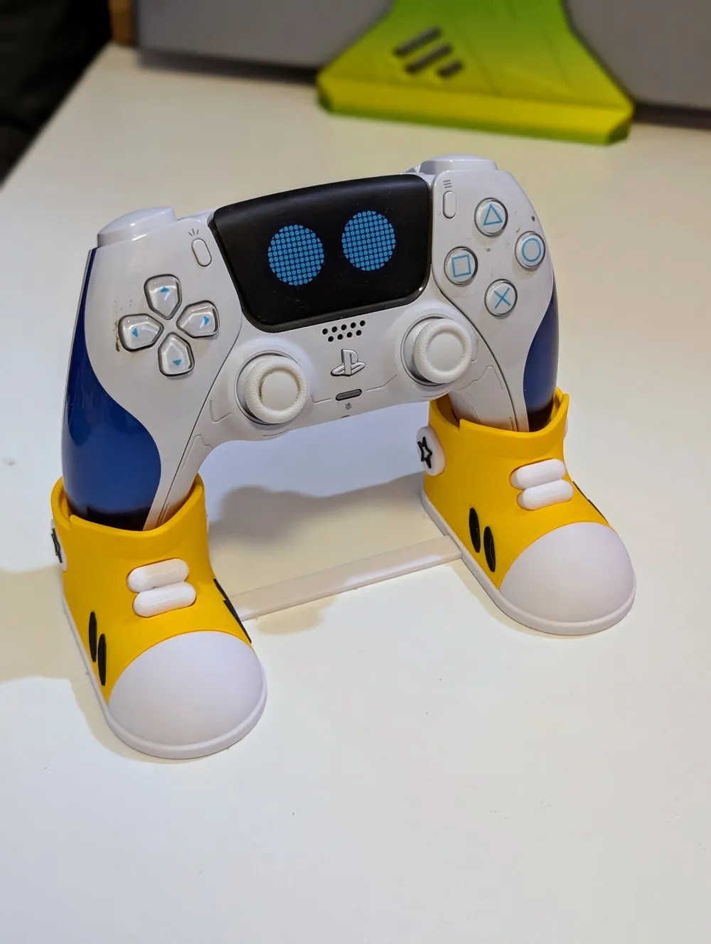 PS5 Controller Stand – Sneaker Edition by 3DMerchandMore MakerWorld: Download Free 3D Models