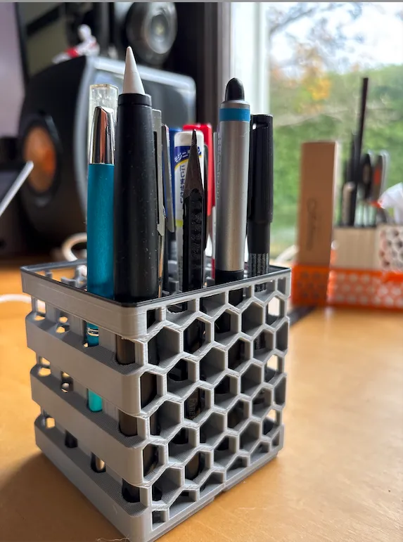 Honeycomb pen/pencil/tool holder gridfinity base by 駄目g - MakerWorld