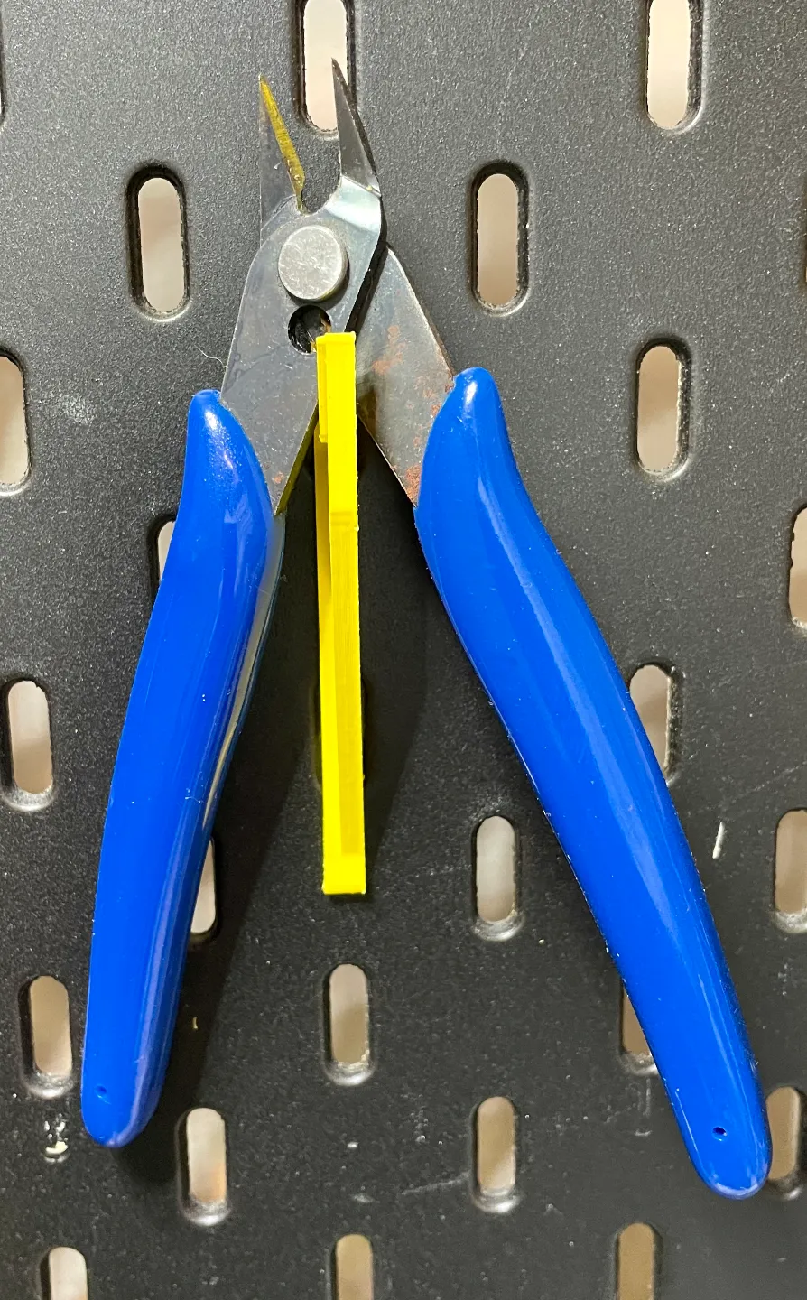 Skadis Wire Cutters Holder by Jarduz75 - MakerWorld