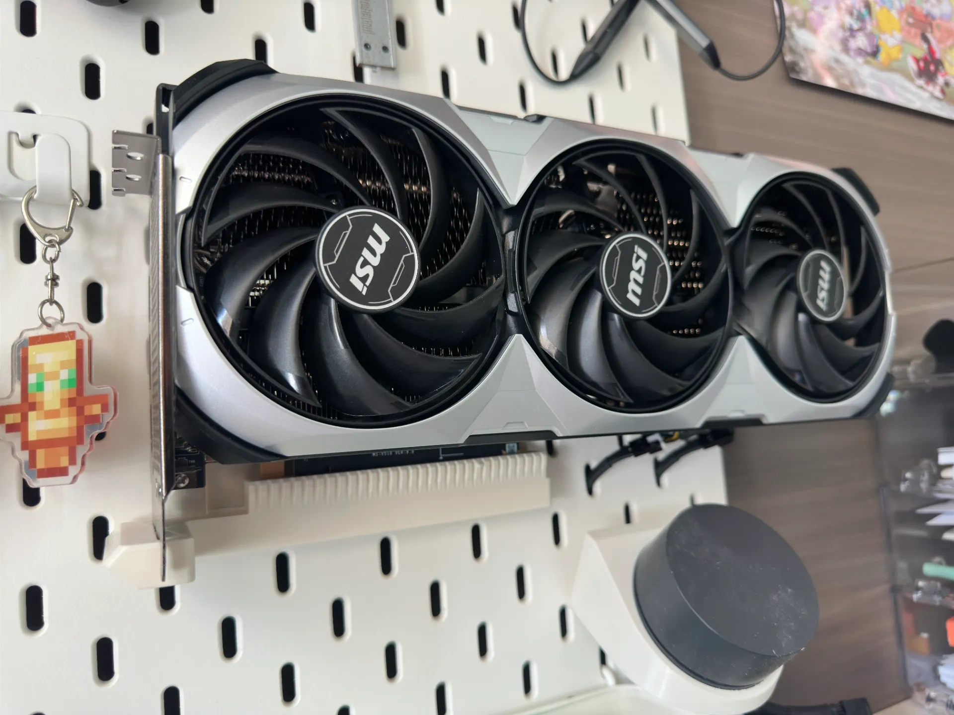 宜家洞洞板显卡架 GPU display stand for IKEA skadis 来自 小灰灰 MakerWorld：免费下载 3D 模型