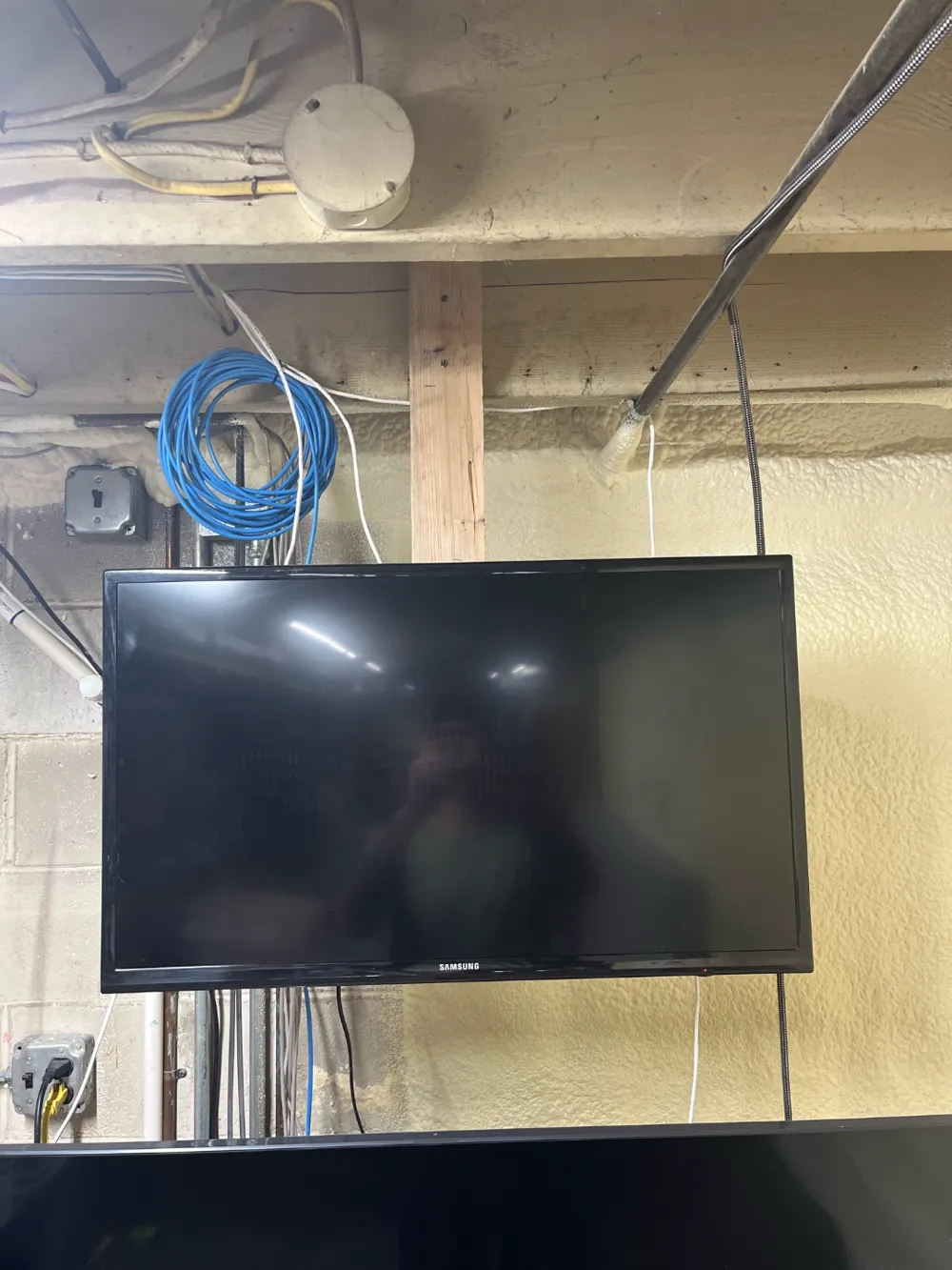 Vesa Wall Mount (200mm hole spacing) by cyn - MakerWorld