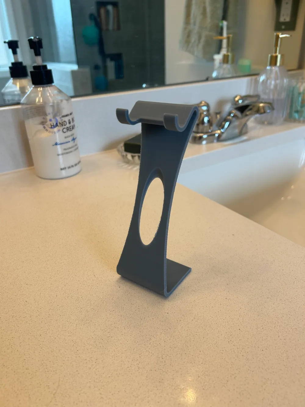 Razor Holder Stand by Golden Forged MakerWorld: Download Free 3D Models