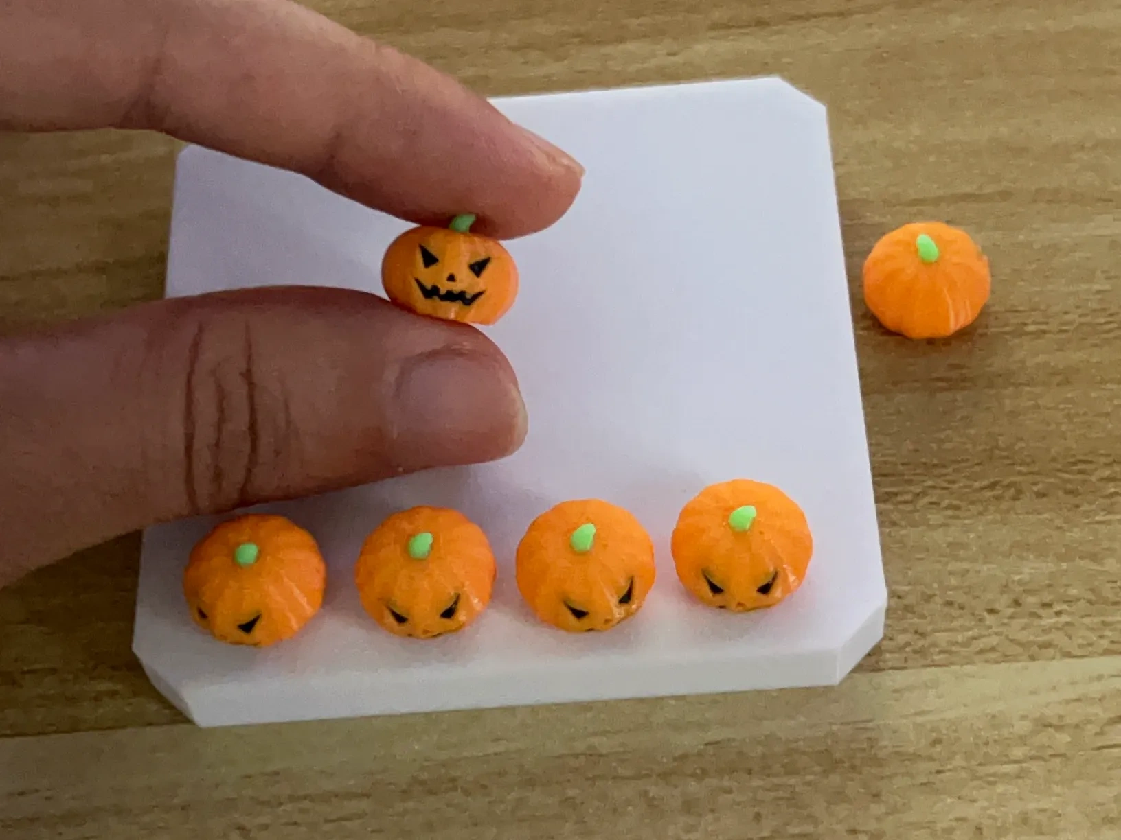Halloween decorative mini pumpkins by 包子是只猫 MakerWorld: Download Free ...