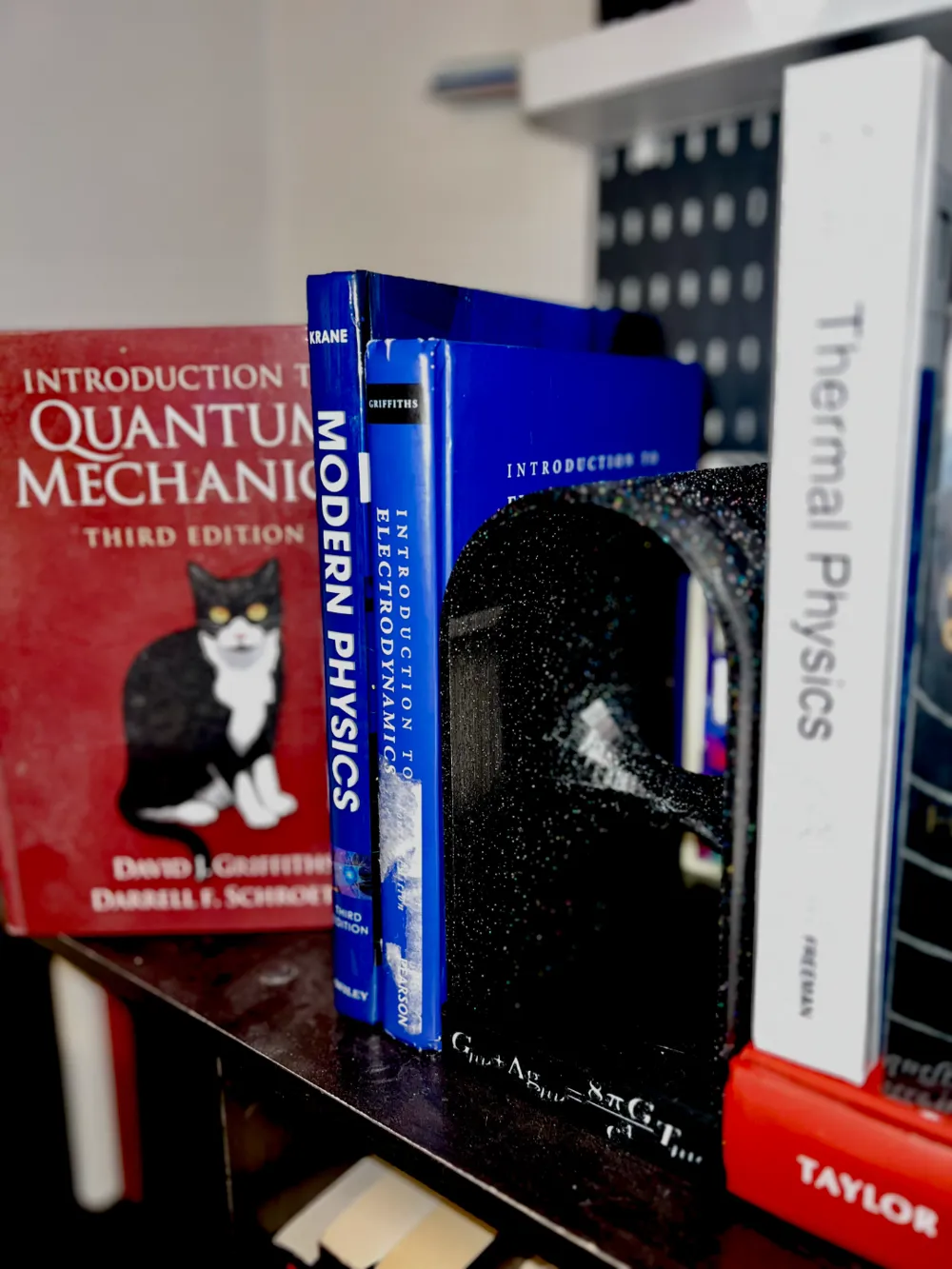 Wormhole booknook w/ Einstein's Field Equation by CWColdwell - MakerWorld