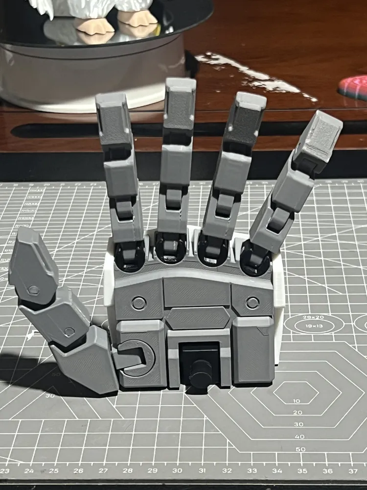 Articulated Gundam mechanical hand with firm joints, capable of ...