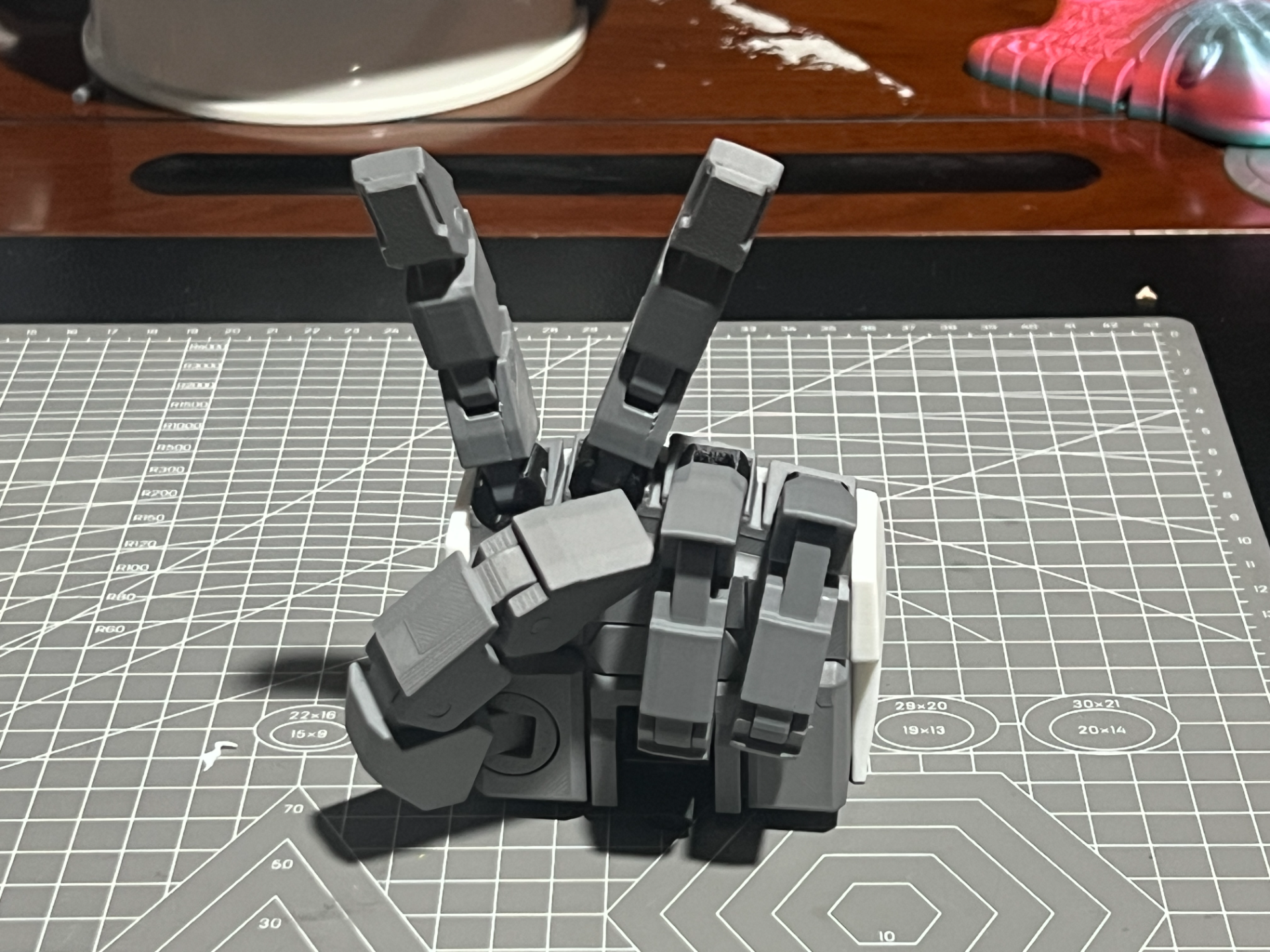 Articulated Gundam mechanical hand with firm joints, capable of ...