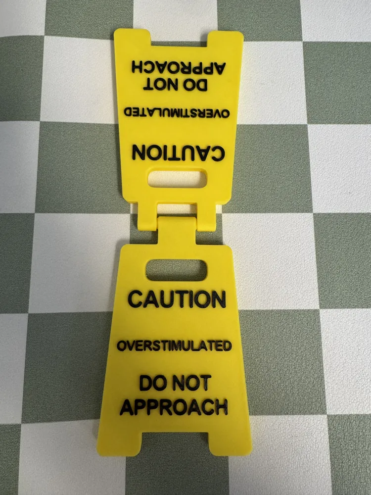 Overstimulated desk sign - Free 3D Print Model - MakerWorld