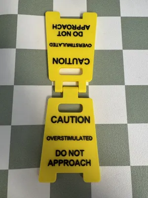Overstimulated desk sign - Free 3D Print Model - MakerWorld