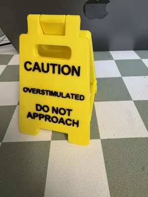 Overstimulated desk sign - Free 3D Print Model - MakerWorld
