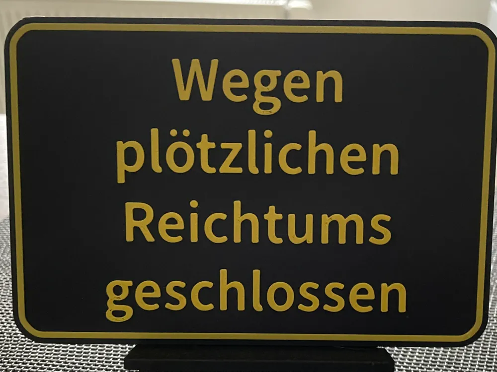 Wegen plötzlichen Reichtums geschlossen. Schild by bodosg - MakerWorld