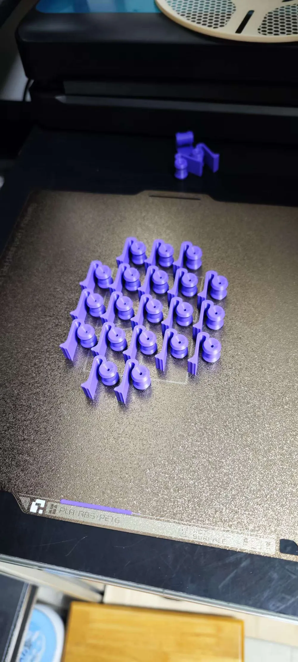 Filament clip, spool clip, internally curved self-resistance clip ...