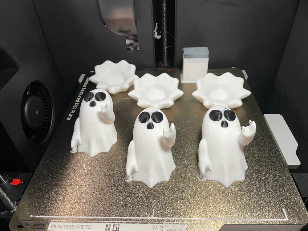 Cute Halloween Ghosts float through window glass - Free 3D Print Model ...