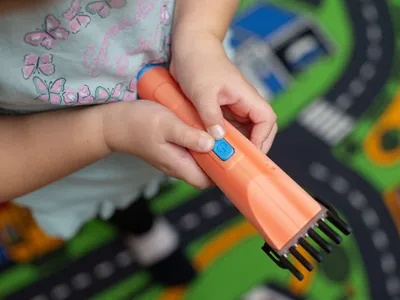 Toy hair clipper with realistic vibration by Martin Kozak - MakerWorld