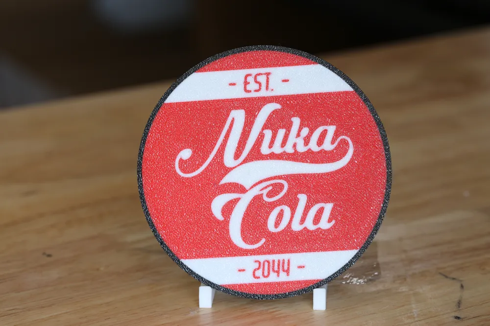 辐射系列 Nuka-Cola 周年纪念标志圆形杯垫 来自 The 3D Print Smiths MakerWorld：免费下载 3D 模型