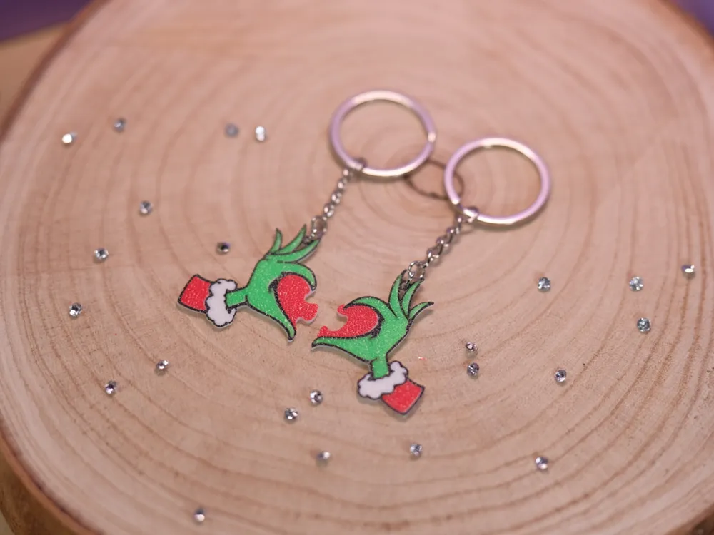 Grinch keychains - NO AMS NEEDED - Free 3D Print Model - MakerWorld