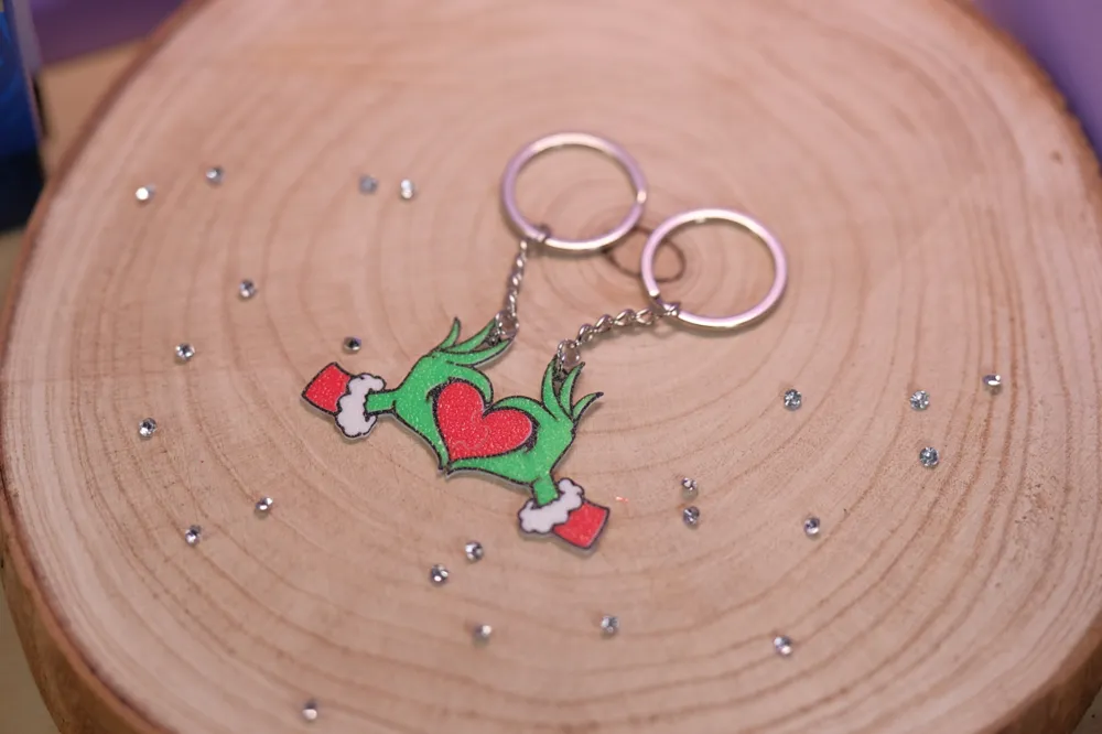 Grinch keychains - NO AMS NEEDED - Free 3D Print Model - MakerWorld