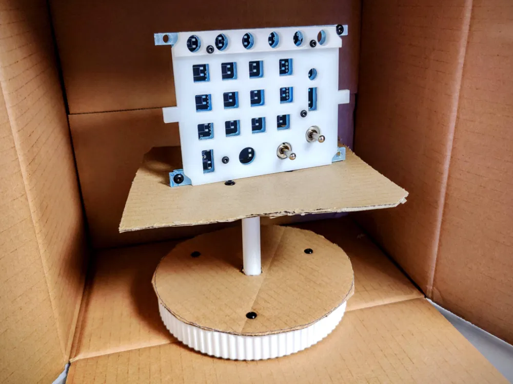 Spray painting turntable with cardboard by Engineering Kitchen - MakerWorld
