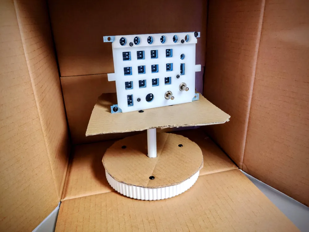 Spray painting turntable with cardboard by Engineering Kitchen - MakerWorld