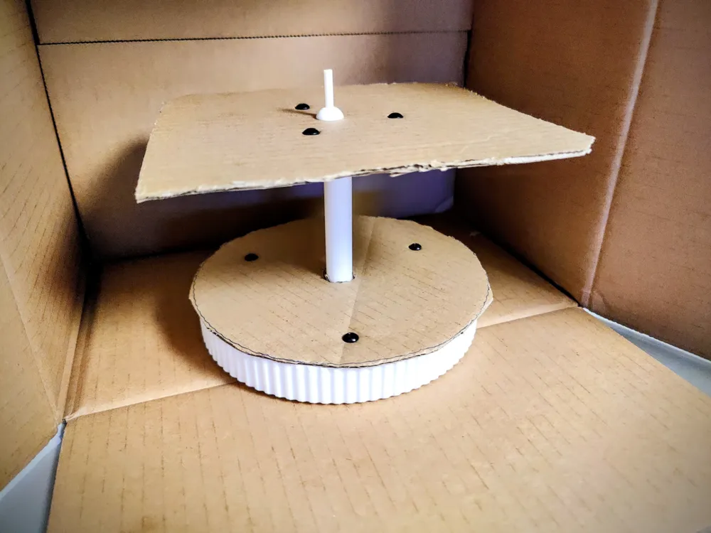 Spray painting turntable with cardboard by Engineering Kitchen - MakerWorld