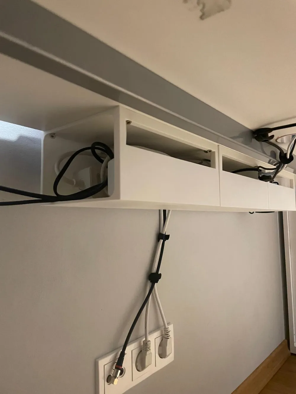 用于19-20毫米桌面（宜家THYGE）的电缆槽 - 免费 3D 打印模型 - MakerWorld