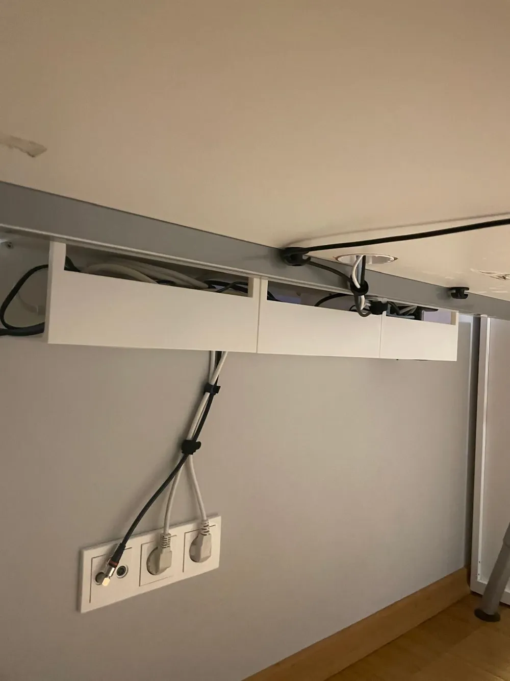 Bandeja de cables para tablero de mesa de 19-20 mm (Ikea THYGE ...