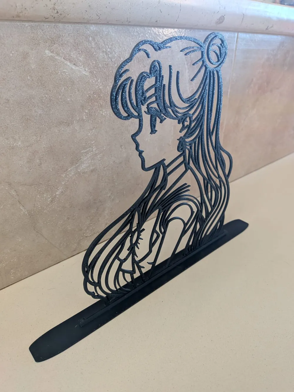 Sailor Moon con soporte - Modelo de impresión 3D gratuito - MakerWorld