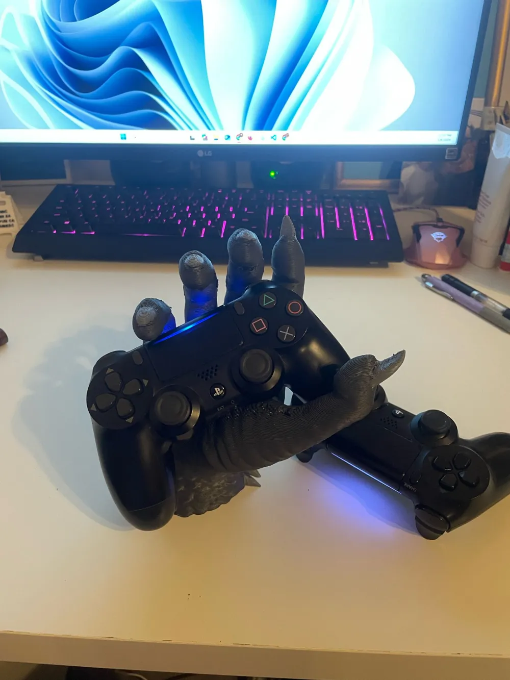 Dragon Claw Controller Stand by Bobelism MakerWorld: Download Free 3D ...