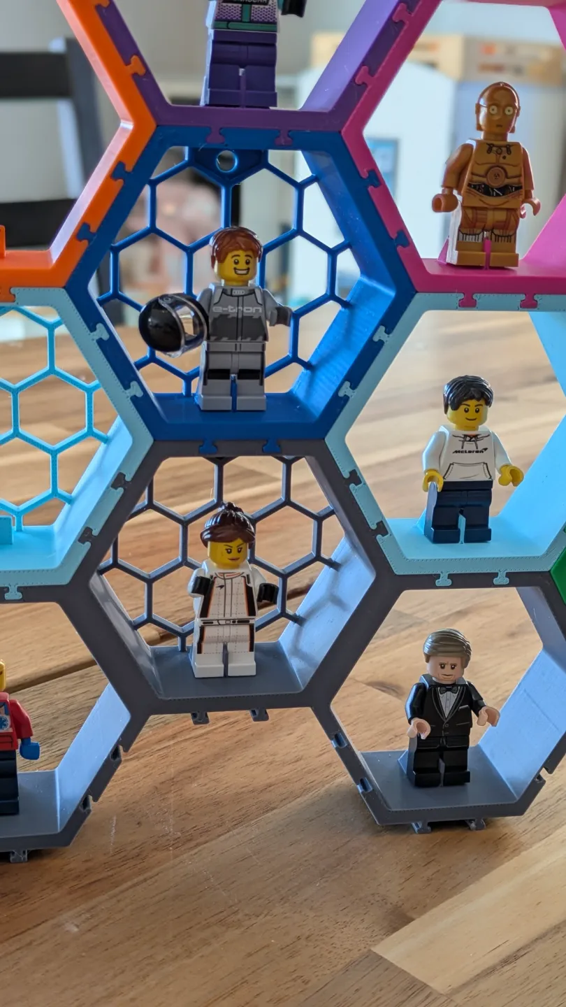 Legos 3 minifigures display - hexagonal by Genepi - MakerWorld