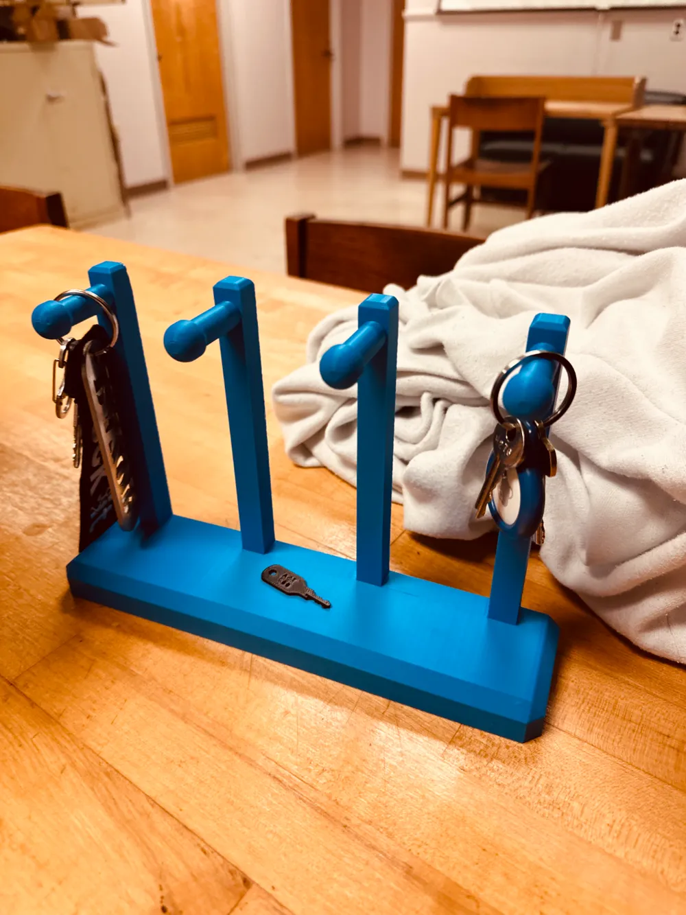 Keychain stand/Holder (4 Keys) by Maxbeast41 MakerWorld: Download Free ...