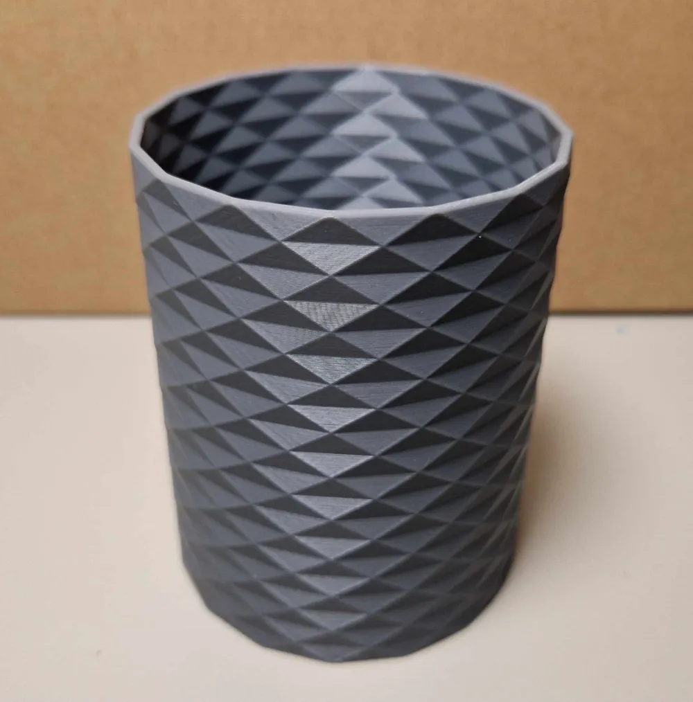Pen holder - triangle pattern by Roman Vasut - MakerWorld
