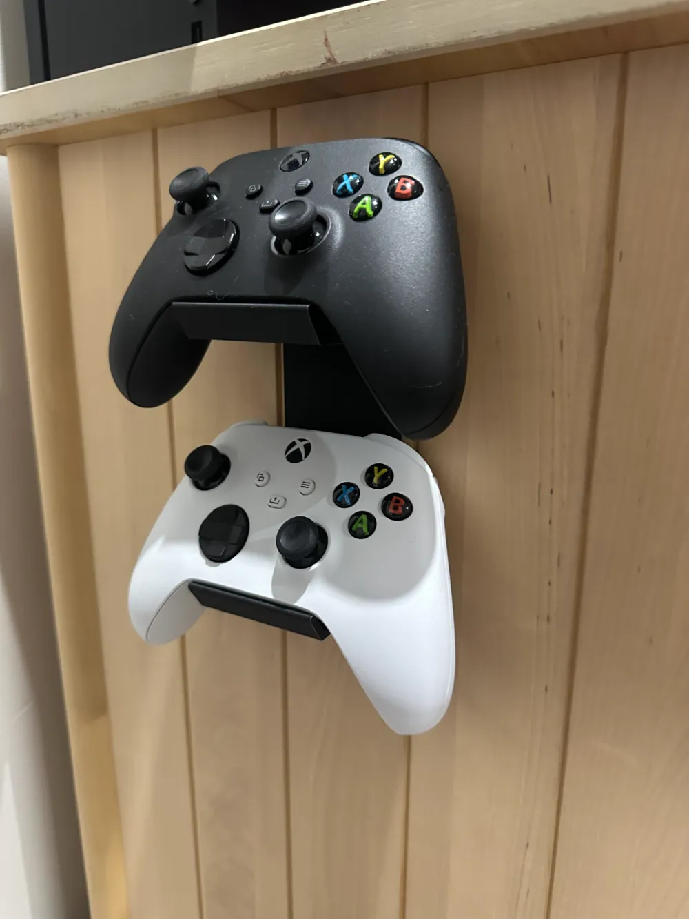 Dual xbox controller wall mount by Nyxeka - MakerWorld