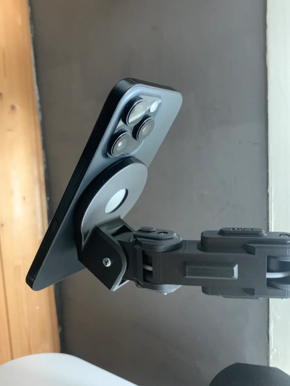 iPhone MagSafe Monitor Stand Mount by Creater - MakerWorld