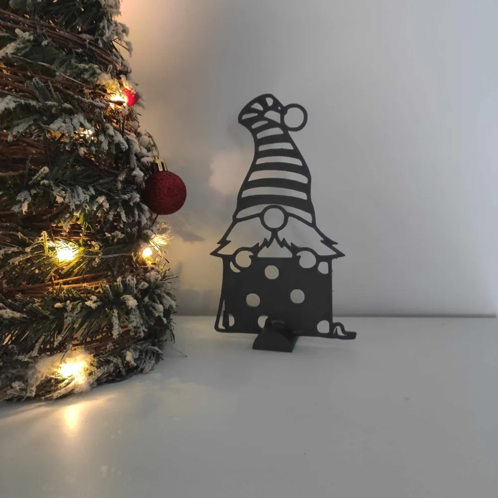 Gnome peeking through the gift by Satisartes - MakerWorld