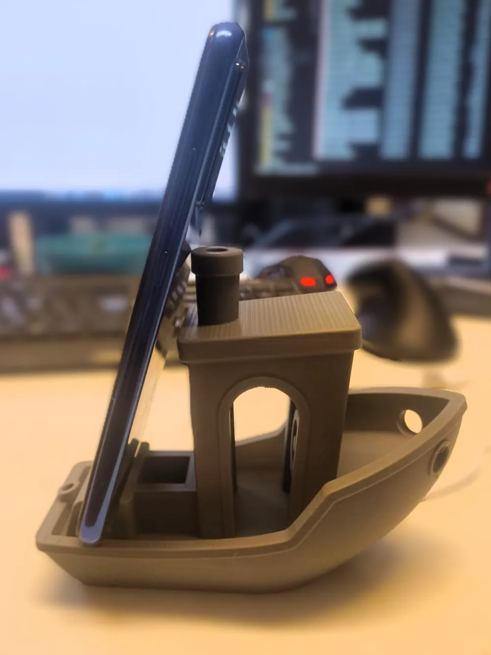 BENCHY PHONE STAND AND DESK ORGANIZER by fmor MakerWorld: Download Free ...