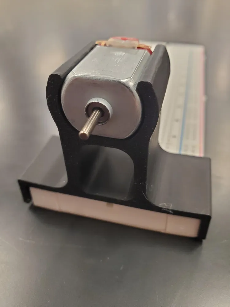 Steckplatinen-Gleichstrommotorhalterung mit Lasche – Kostenloses 3D ...