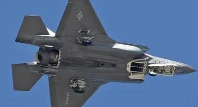 F-35B Vertical Take-Off and Landing, Ultra-Detailed Collector's Edition ...