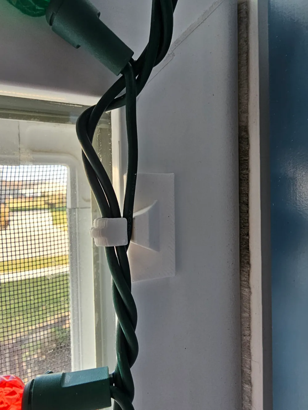 Strand Christmas Light window mounting clip by Zeik Tuvai - MakerWorld