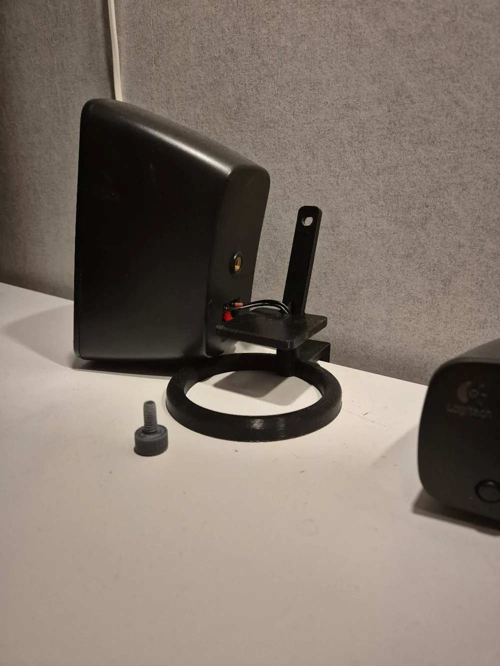 Logitech Z906 stand by Kemppi - MakerWorld