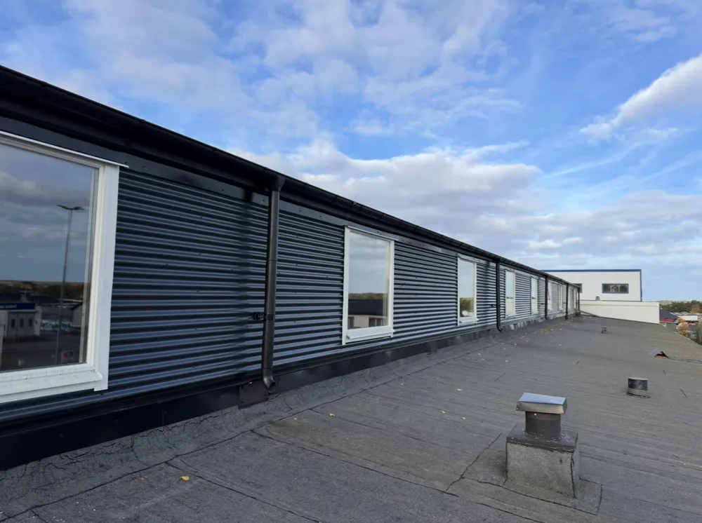 Downpipe bracket, for horizontal roof sheet by walleriusDesign - MakerWorld