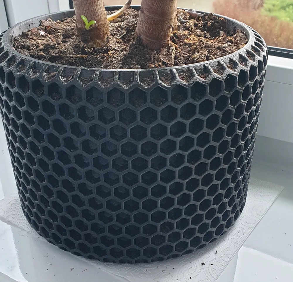 Solid plant pot with hex pattern by rafo25 - MakerWorld